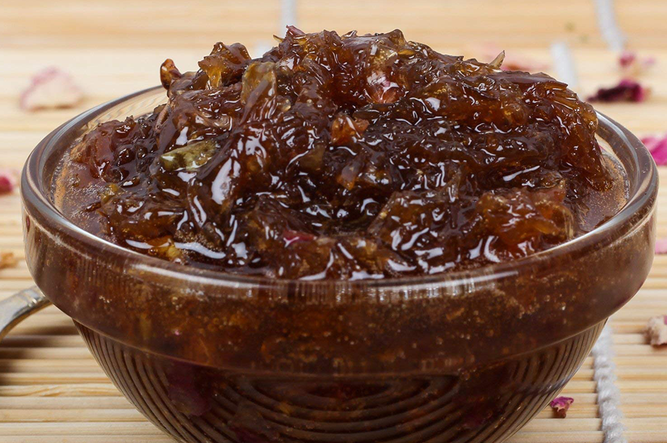 Gulkand stuffed coconut paan laddoo recipe - GoToChef